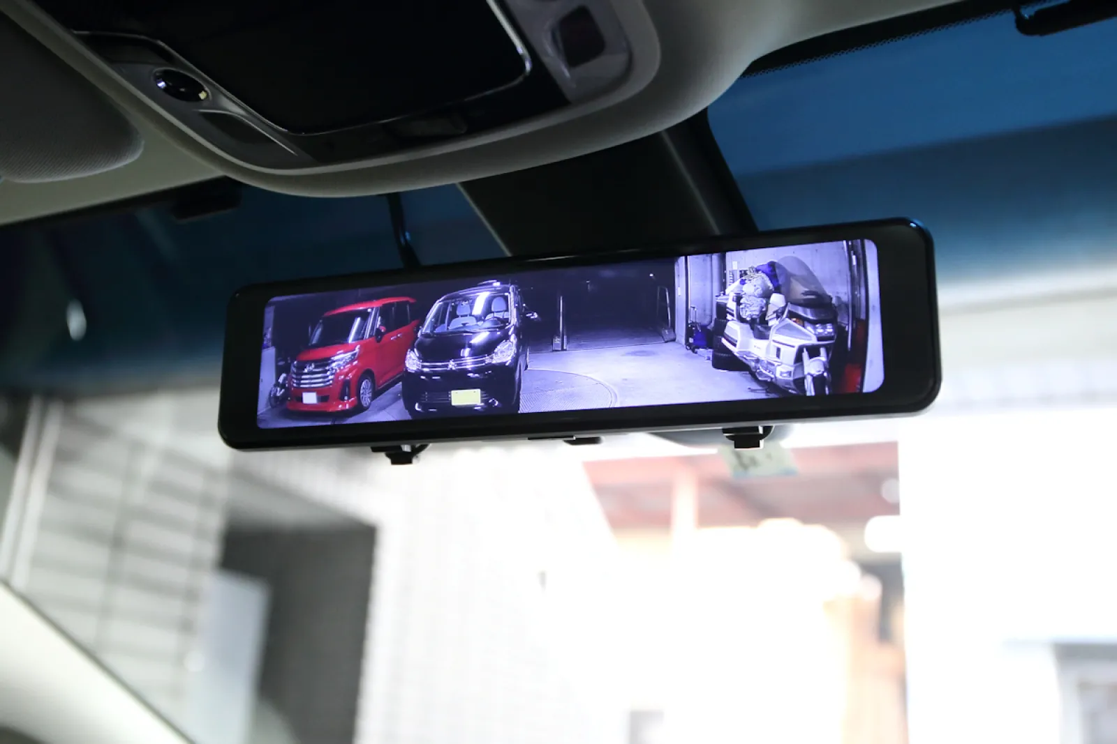 ミラーモニターの老舗から満を持して登場！【音と映像の最新テクノロジー】データシステム・DRM6030 | カー用品 | カーライフ・カー用品サイトMOBILA（モビラ）