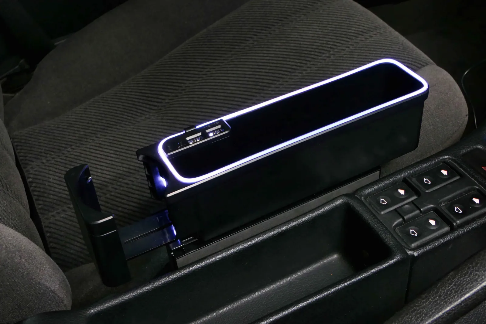 簡単取り付けでデッドスペースを有効活用！【時事に沿う用品選びハウツー】空間活用 | カー用品 | カーライフ・カー用品サイトMOBILA（モビラ）