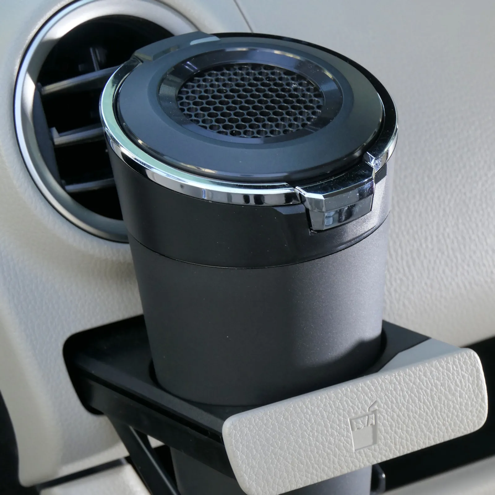 12の機能を盛り込んだカンペキ仕様【用品マーケット“春”通信】EXEA・ソーラーライトアッシュ | カー用品 | カーライフ・カー用品サイトMOBILA（モビラ）