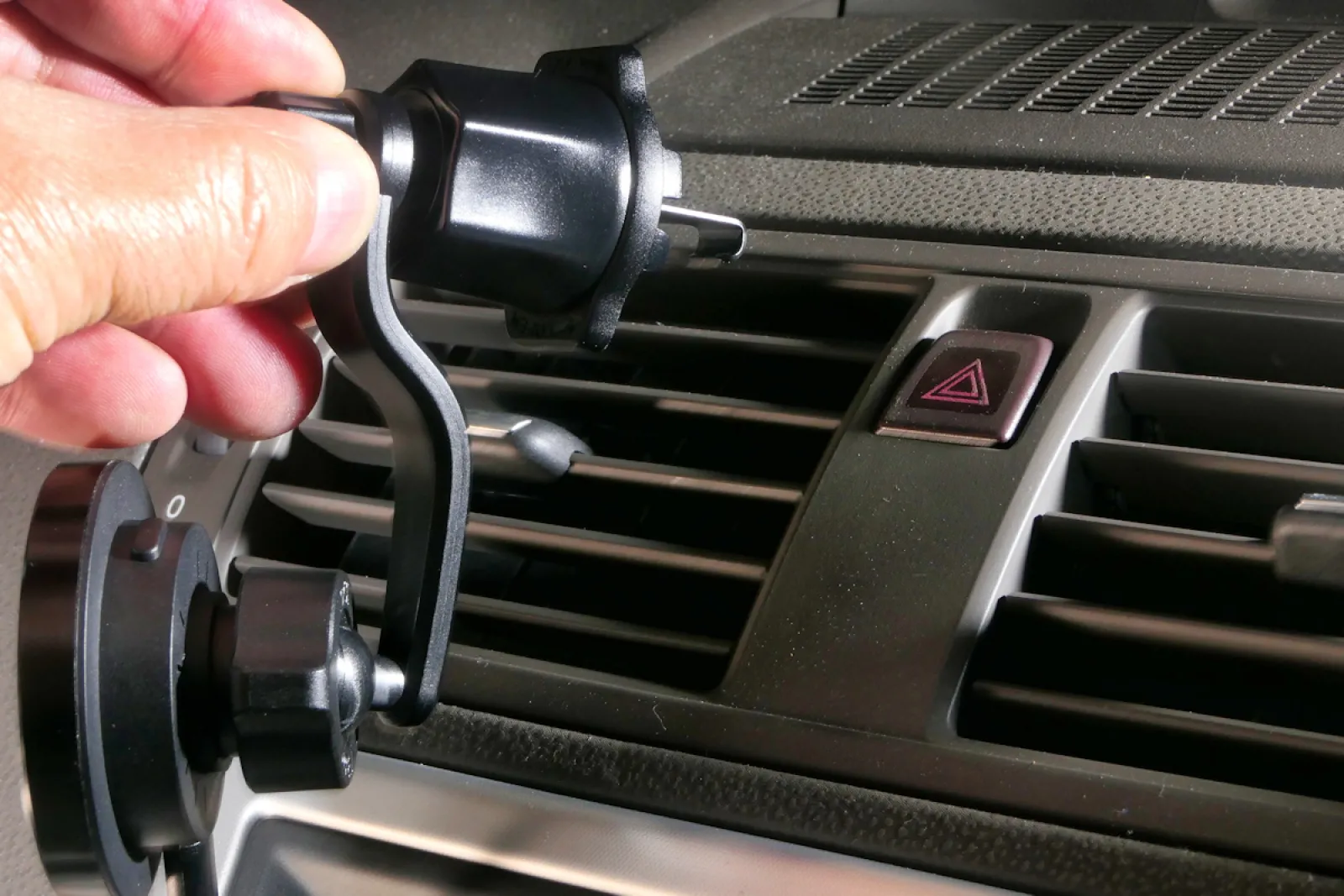 シンプル・イズ・ベスト！ 超コンパクトサイズを実現したオールインワンスマホホルダー【用品マーケット“春”通信】EXEA・EC-252 | カー用品 | カーライフ・カー用品サイトMOBILA（モビラ）