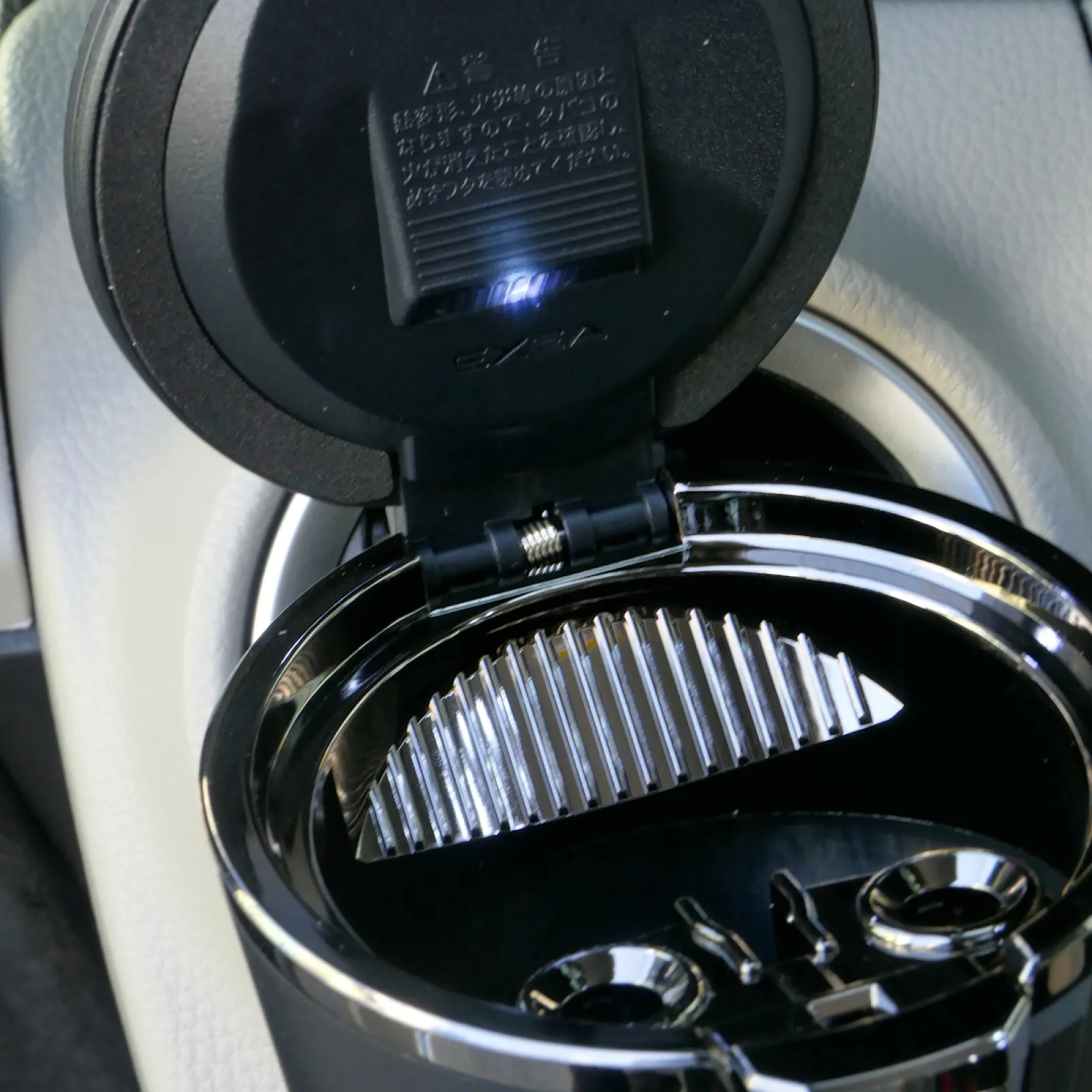 12の機能を盛り込んだカンペキ仕様【用品マーケット“春”通信】EXEA・ソーラーライトアッシュ | カー用品 | カーライフ・カー用品サイトMOBILA（モビラ）