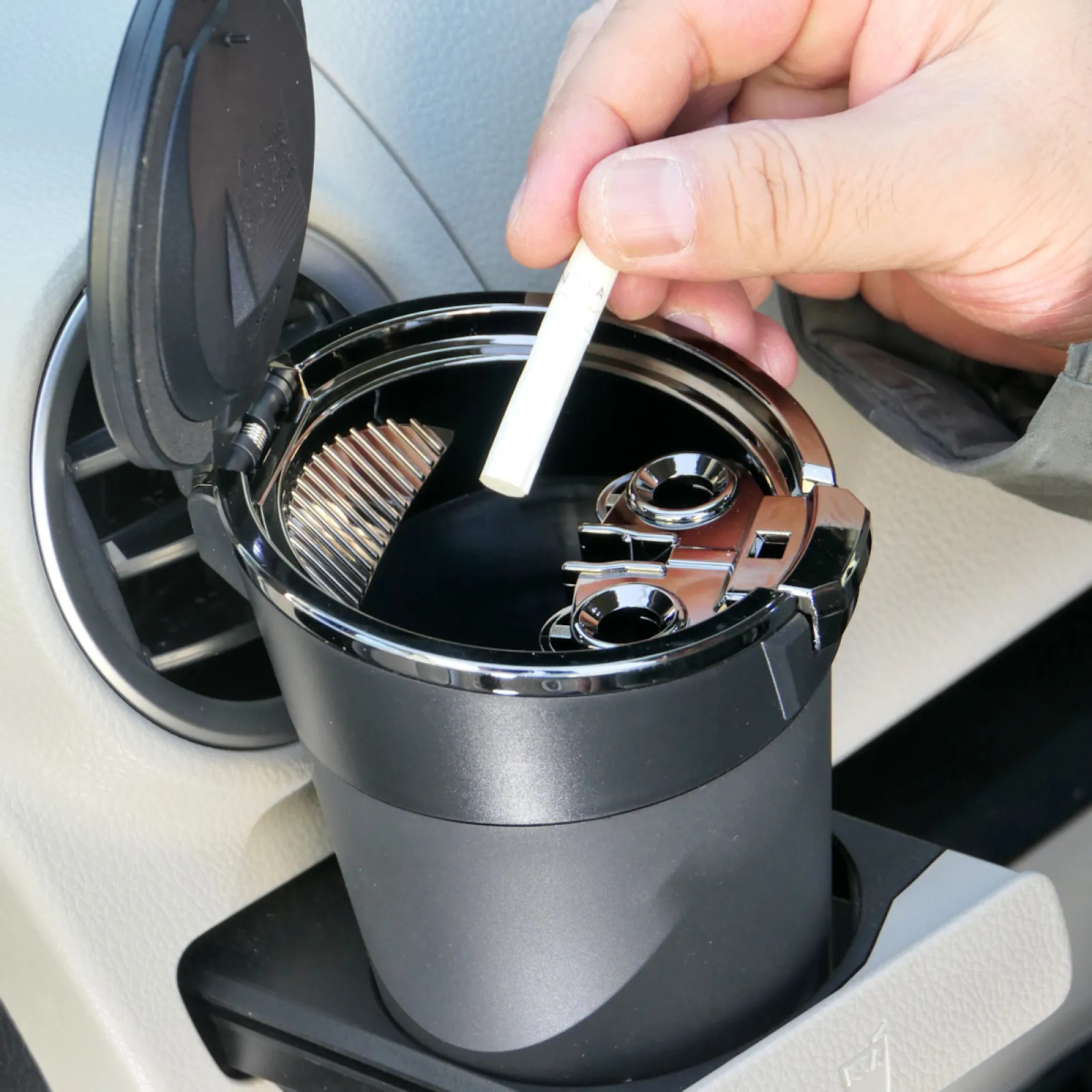 12の機能を盛り込んだカンペキ仕様【用品マーケット“春”通信】EXEA・ソーラーライトアッシュ | カー用品 | カーライフ・カー用品サイトMOBILA（モビラ）