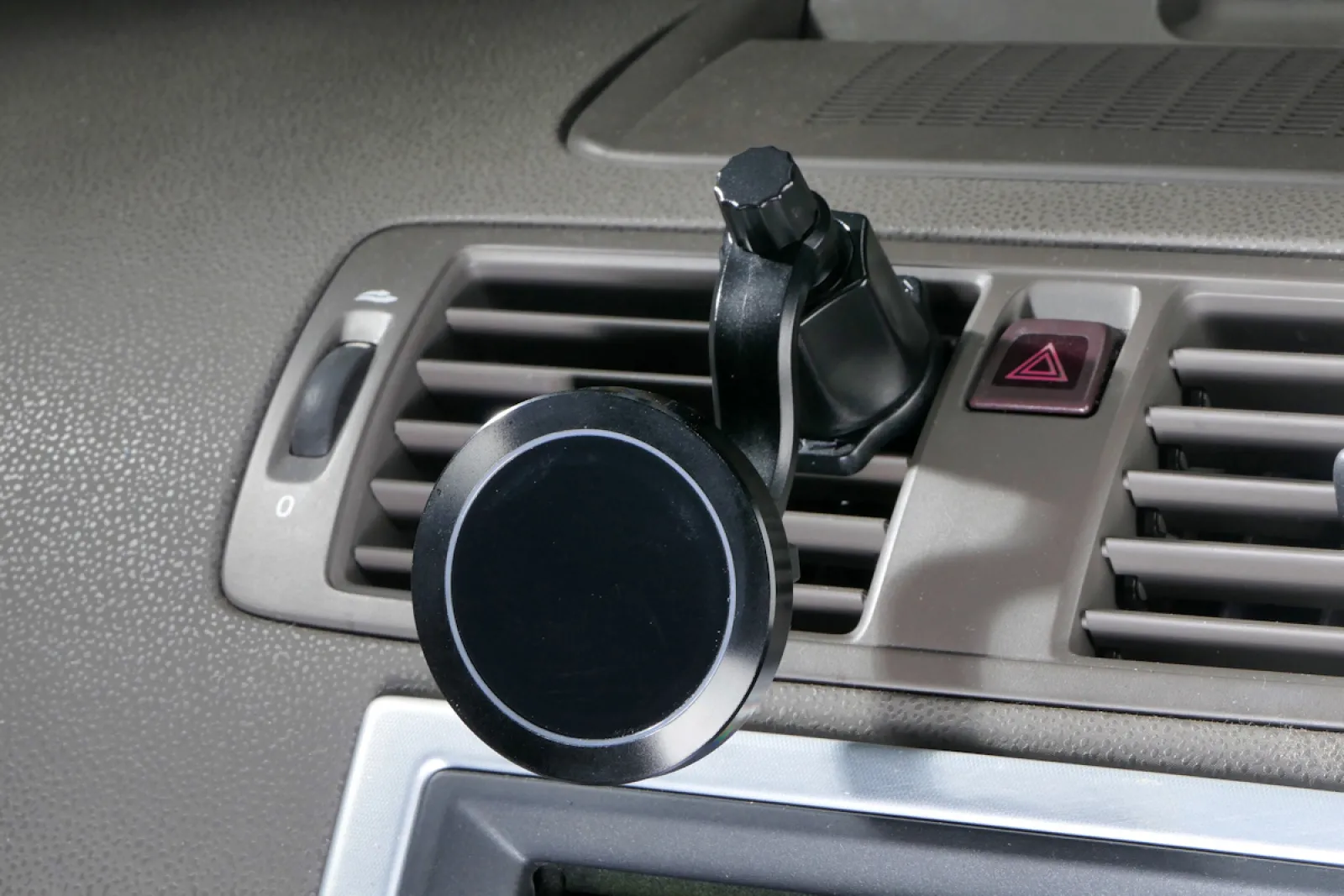 シンプル・イズ・ベスト！ 超コンパクトサイズを実現したオールインワンスマホホルダー【用品マーケット“春”通信】EXEA・EC-252 | カー用品 | カーライフ・カー用品サイトMOBILA（モビラ）